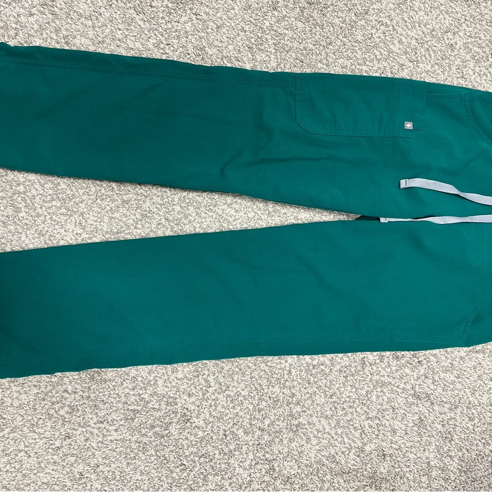 Figs Green Cargo Pants With Streamlined Design - Gem